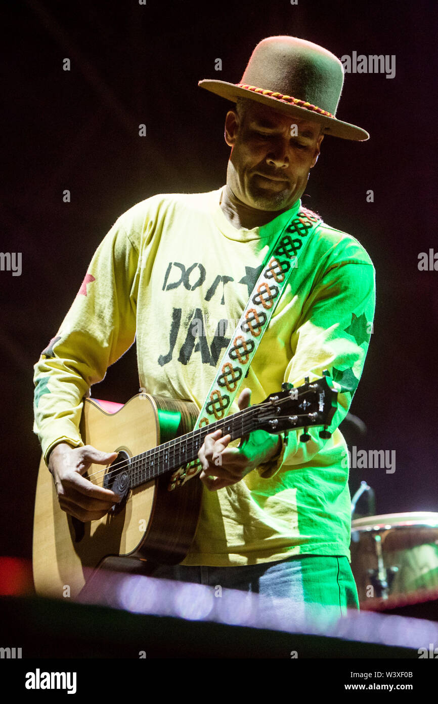 Ben harper acoustic guitar hi-res stock photography and images - Alamy