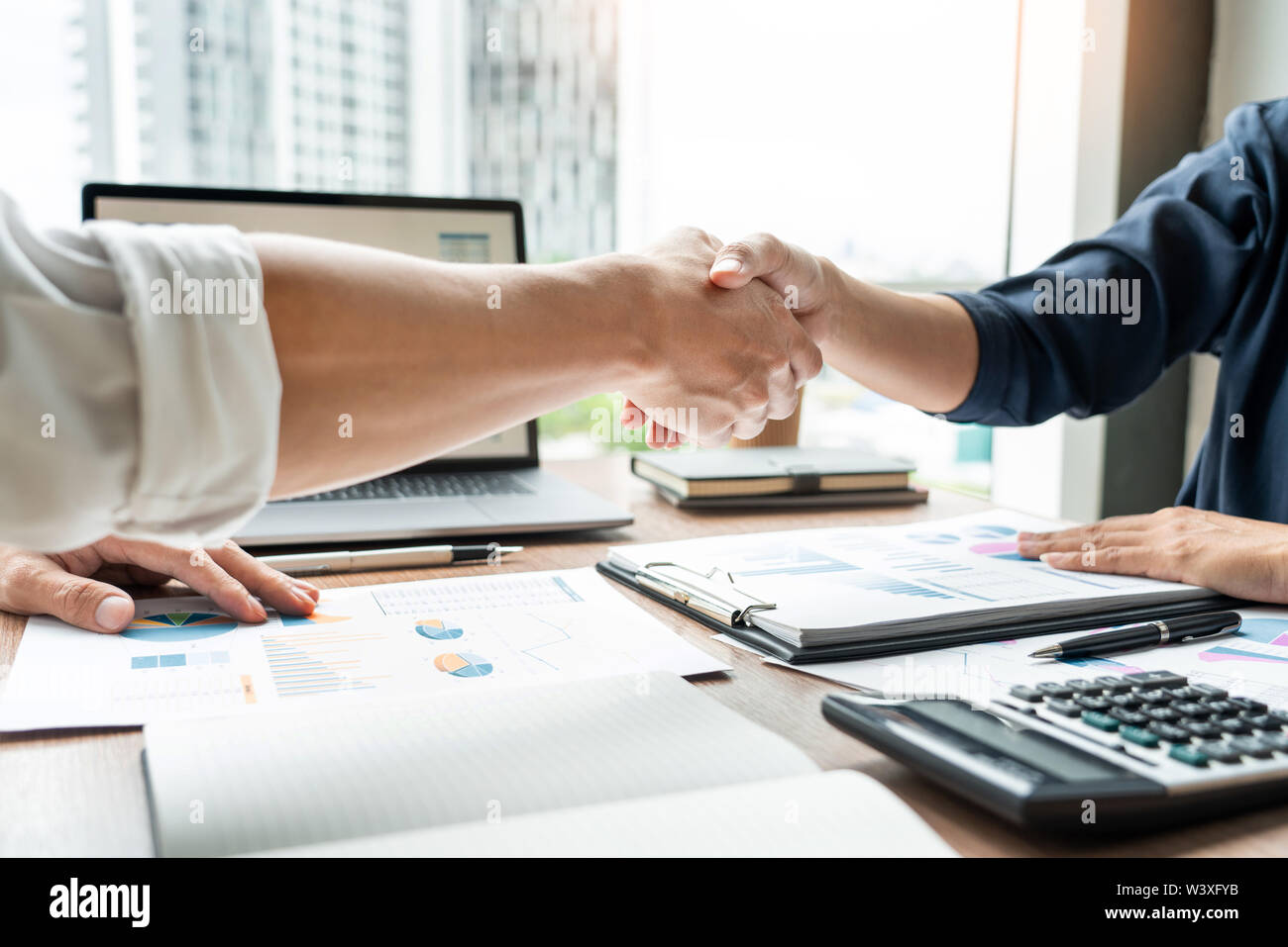 Team negotiation approval hi-res stock photography and images - Alamy