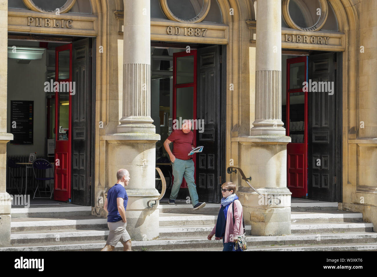 Traditional library design hi-res stock photography and images - Alamy