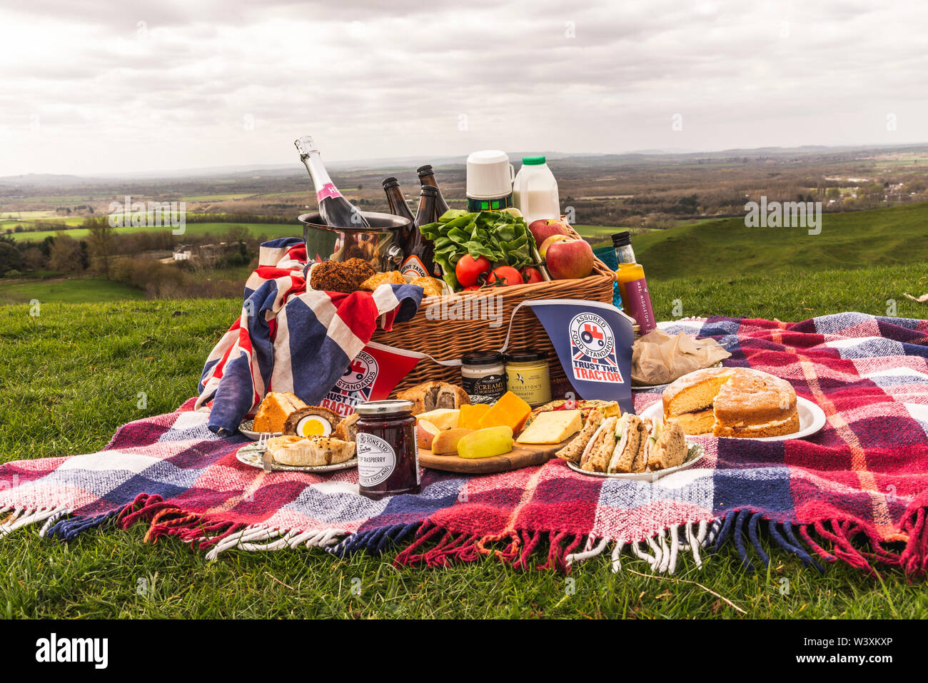 Countryside picnic UK Stock Photo - Alamy