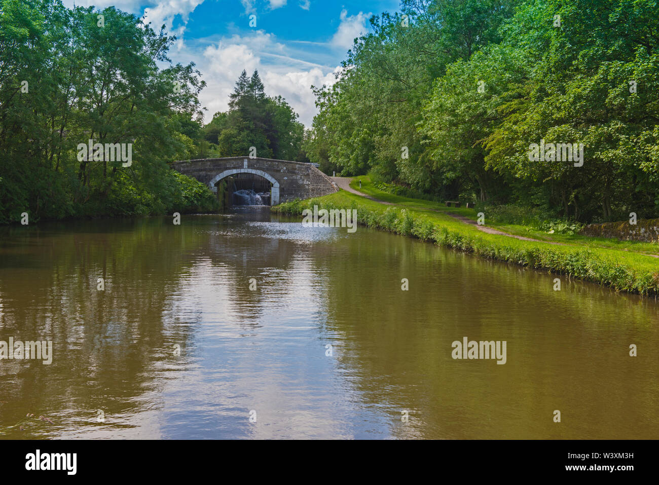 English canal bridge hi-res stock photography and images - Alamy