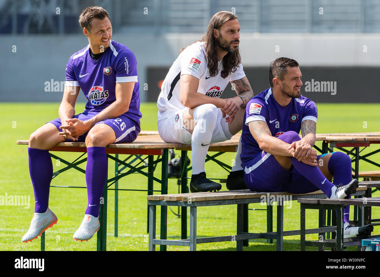 Team benches hi-res stock photography and images - Alamy