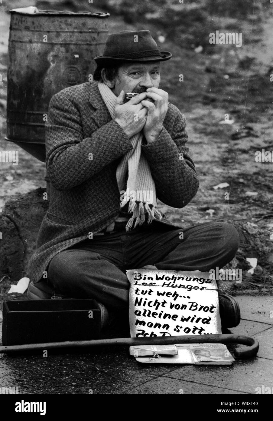FILED - 01 January 1983, Berlin: Berlin/Tiergarten/1/1983 A homeless ...
