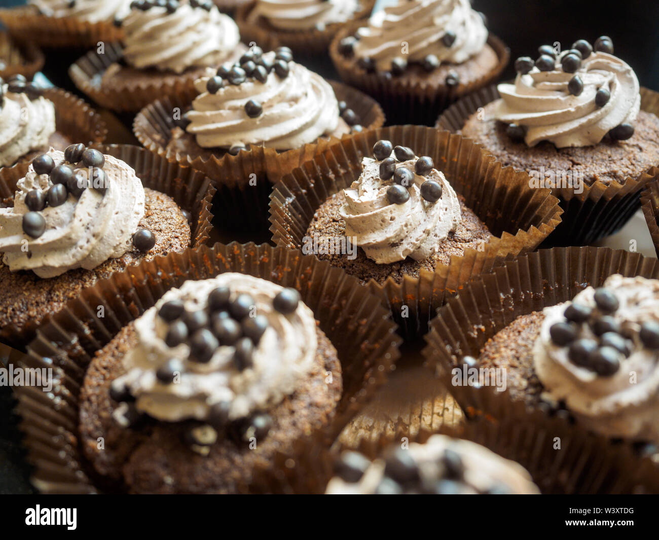 Row of cupcakes hi-res stock photography and images - Alamy