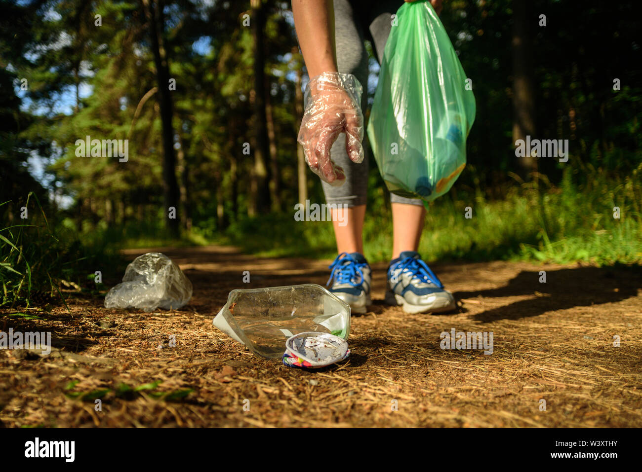 Woman garbage hi-res stock photography and images - Alamy