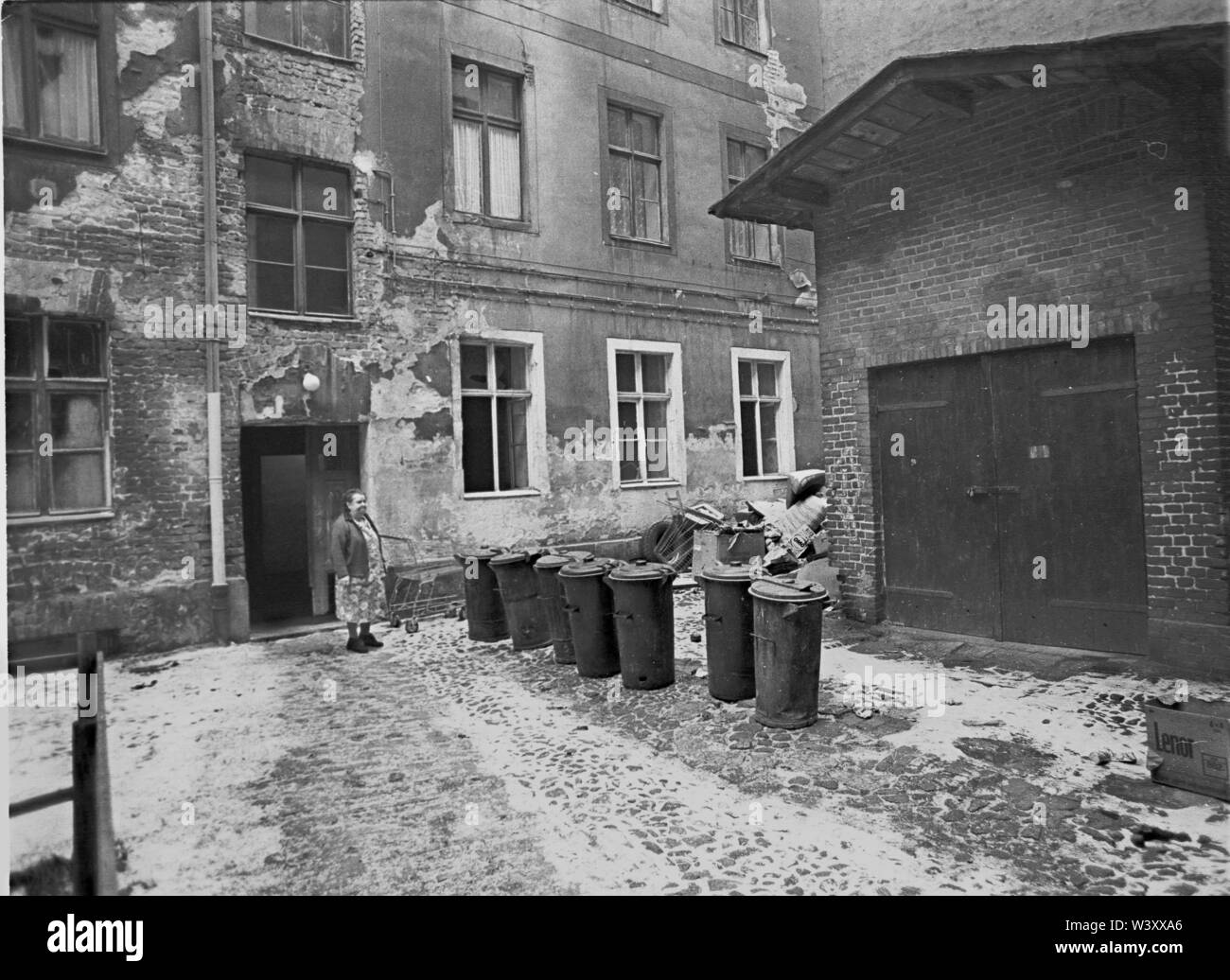 FILED - 01 January 1983, Berlin: Berlin districts/GDR/Wall/1983 ...