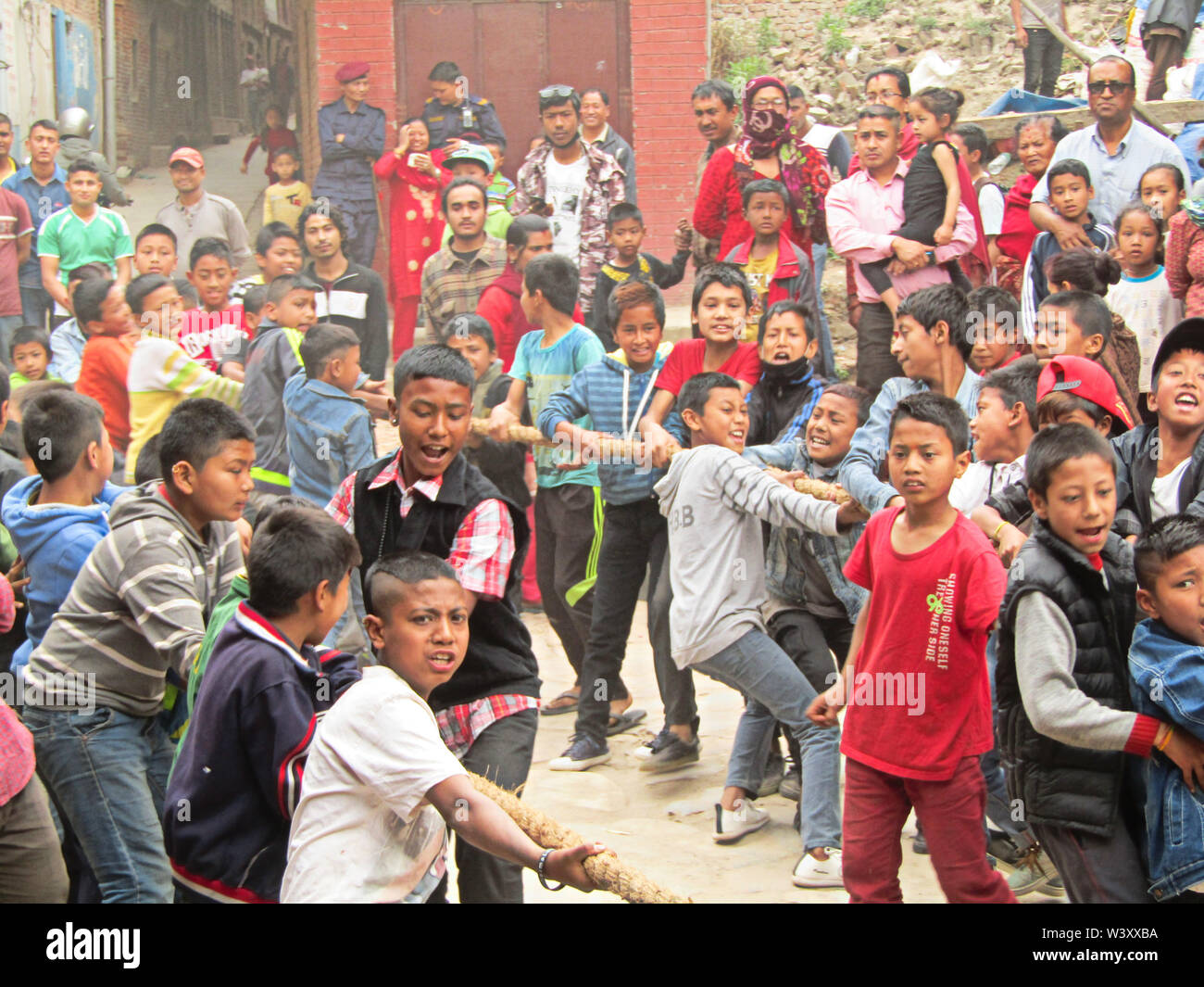 Boys pulling a rope Stock Photo - Alamy