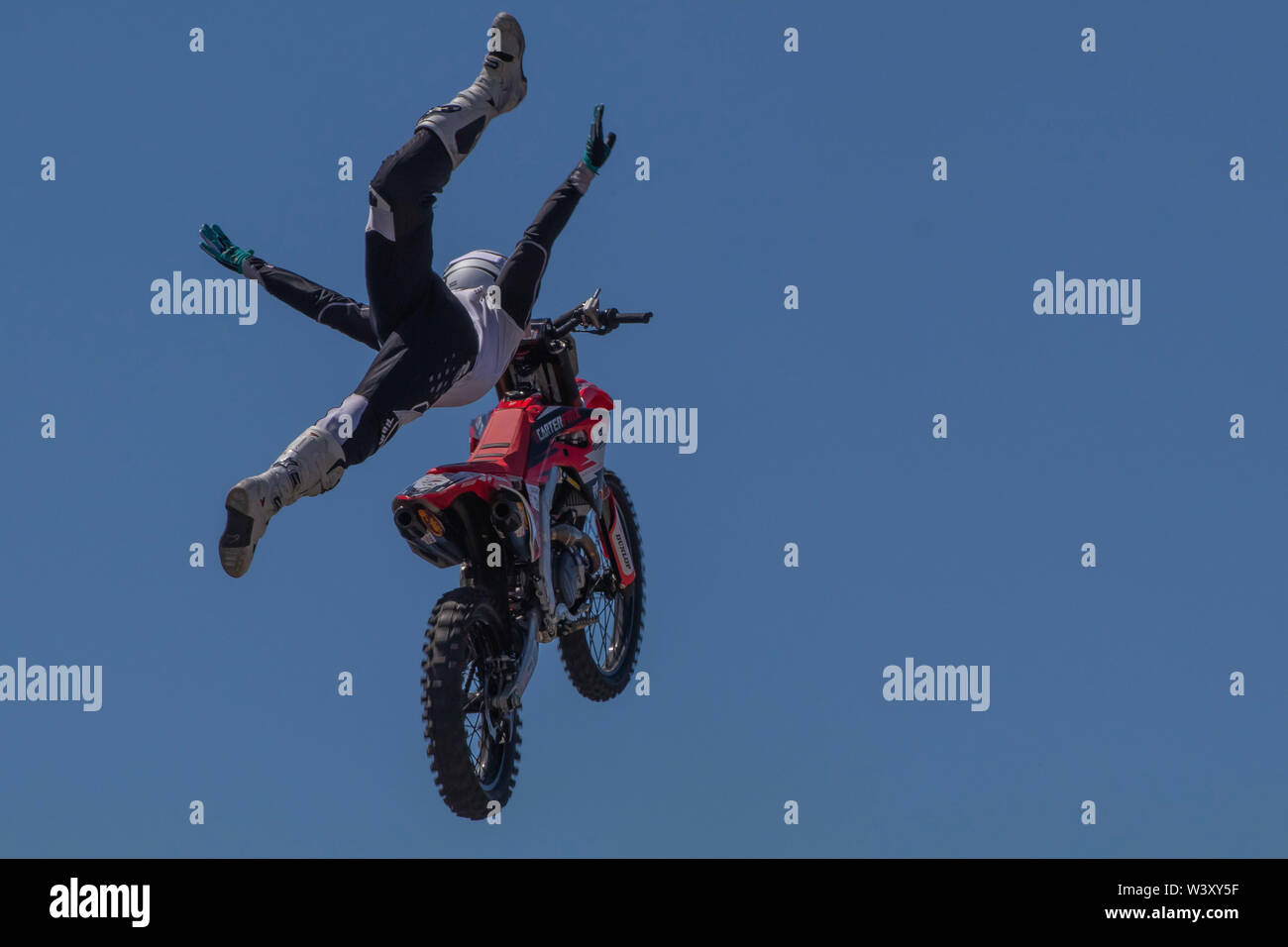 Motorbike jumping hi-res stock photography and images - Alamy