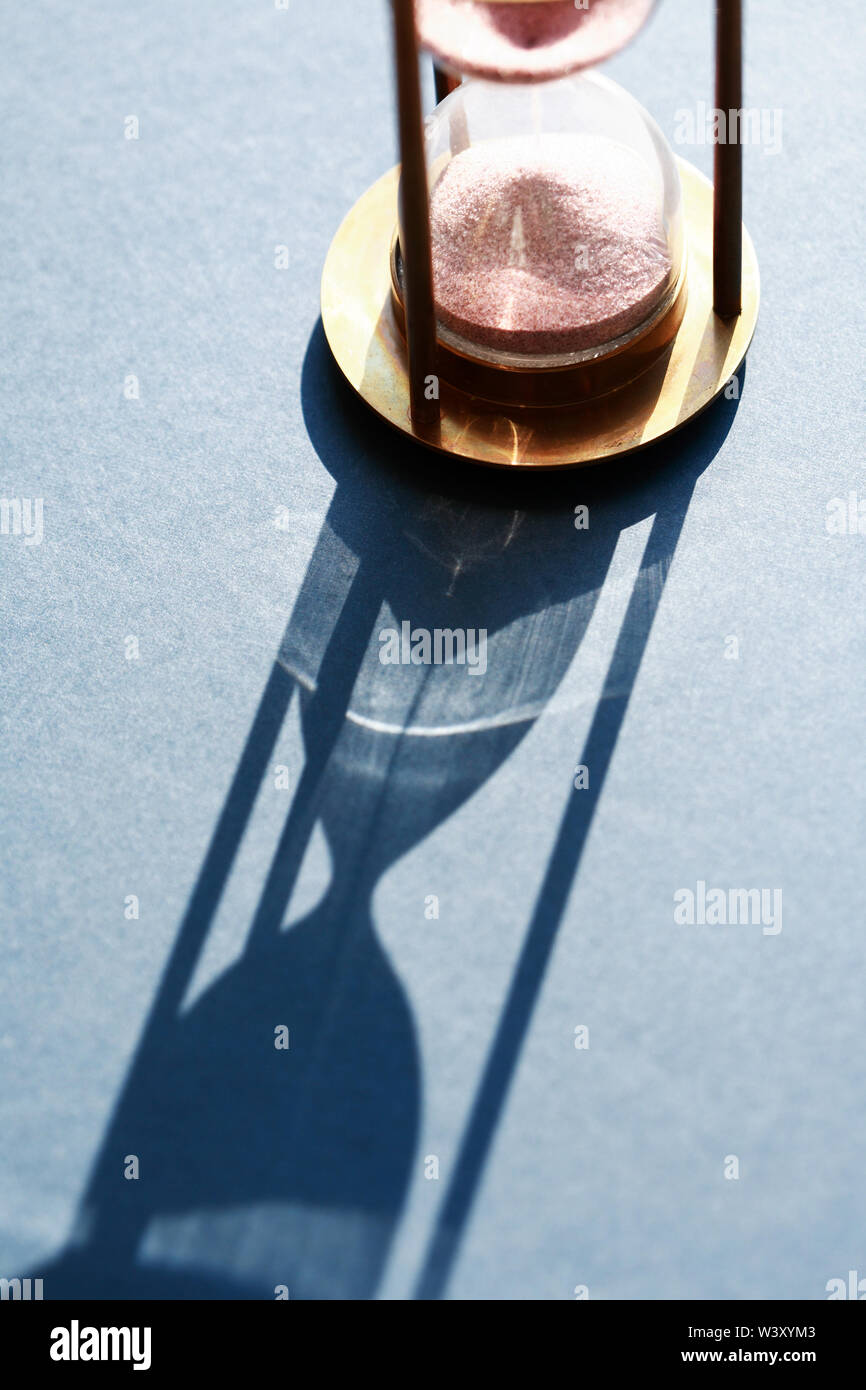 Hourglass silhouette hi-res stock photography and images - Alamy