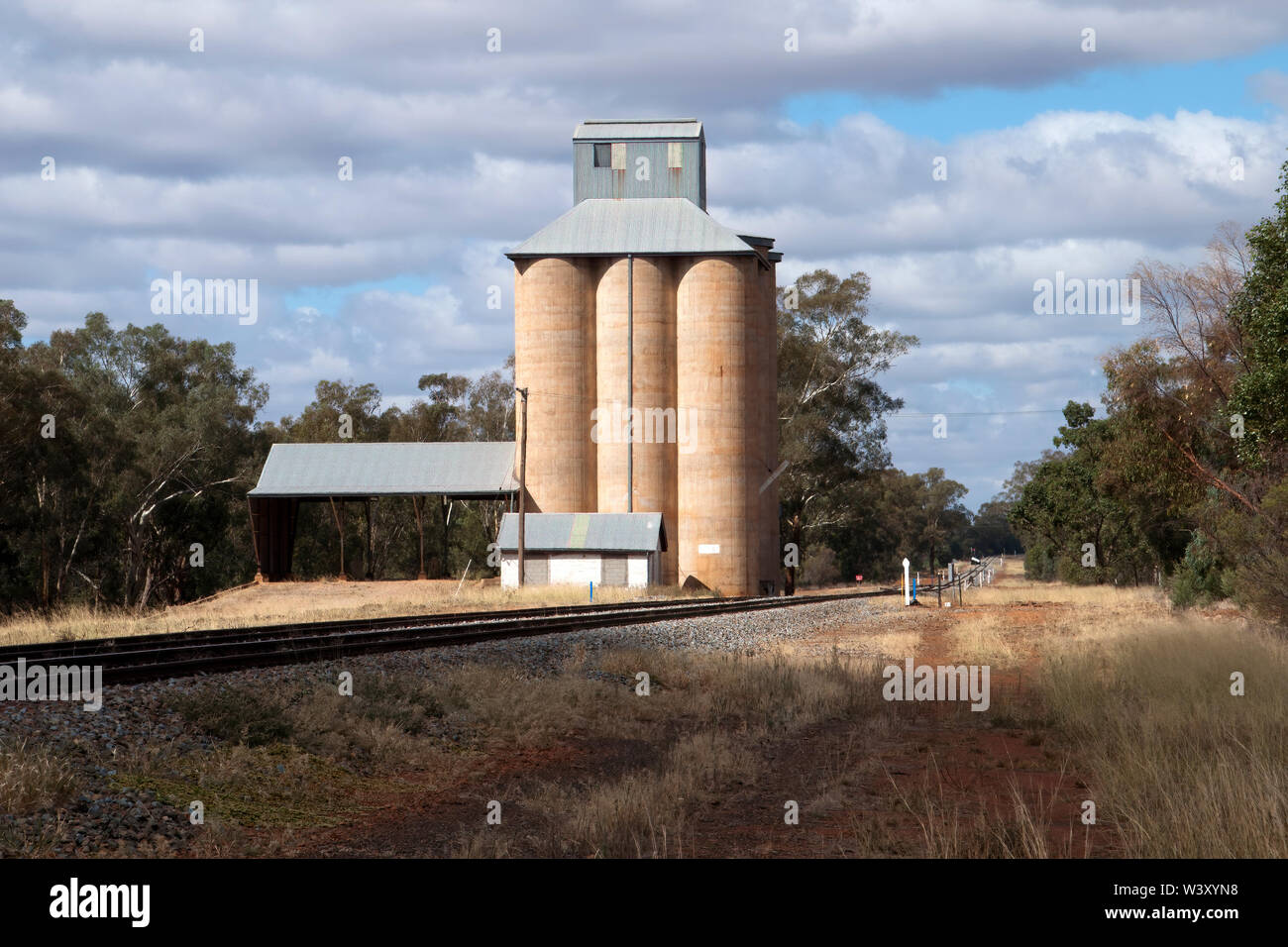 Kamarah Australia, view of the wheat silos next to the railway track ...