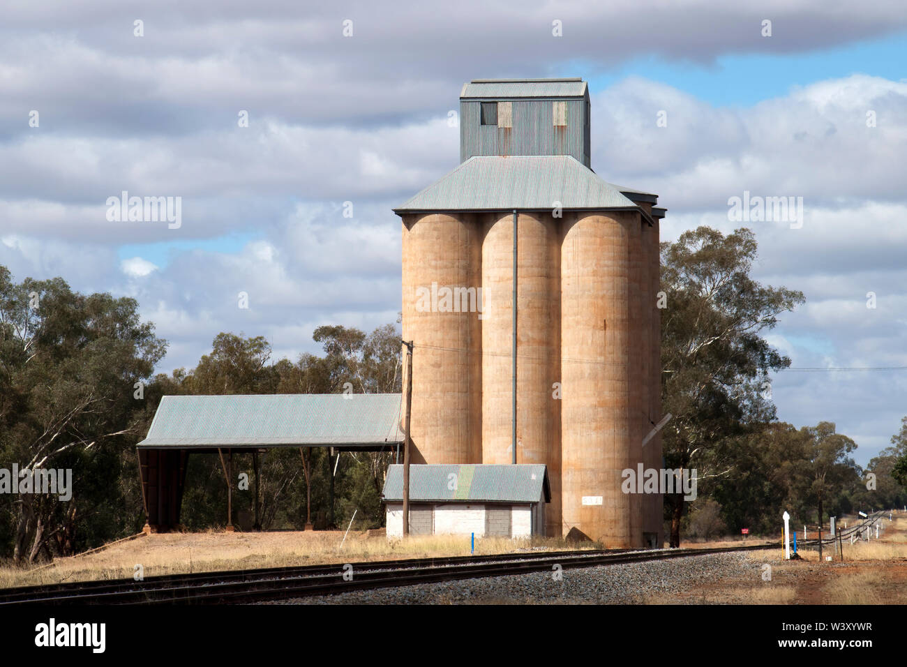 Grain silo rail track hi-res stock photography and images - Alamy
