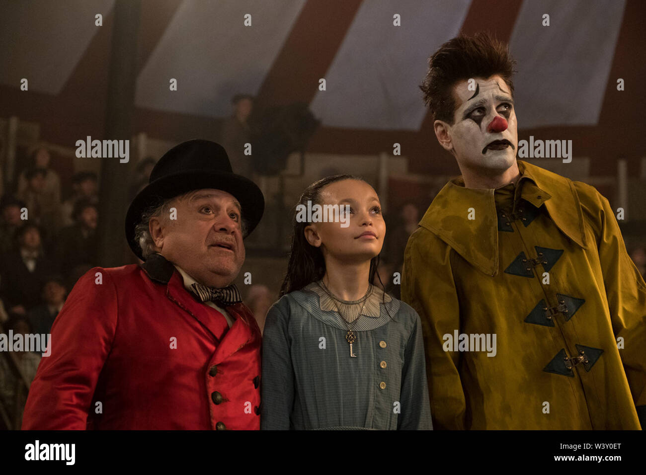 DUMBO (2019) DANNY DEVITO NICO PARKER COLIN FARRELL TIM BURTON (DIR ...