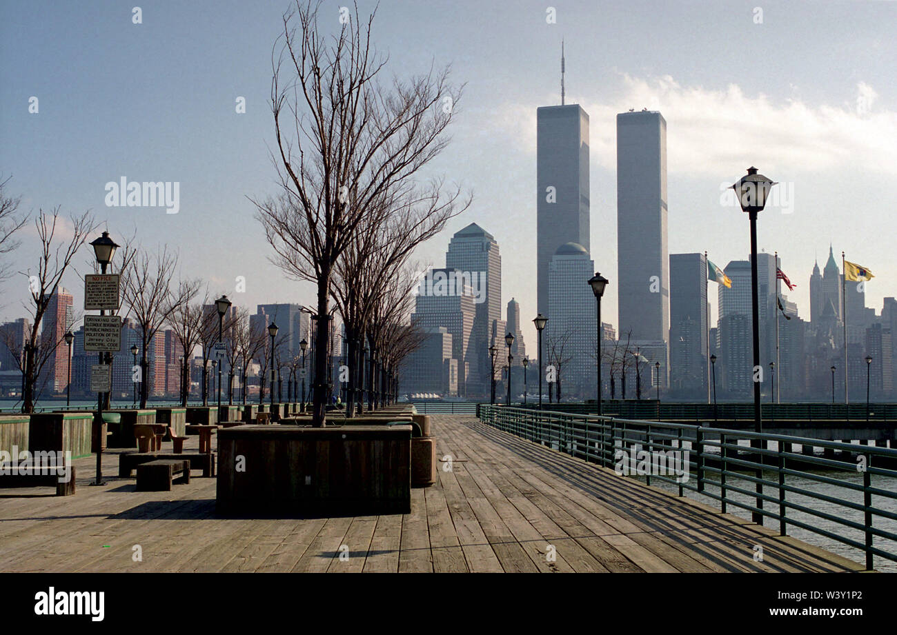 View of Manhattan and World Trade Center from New Jersey bank in winter ...