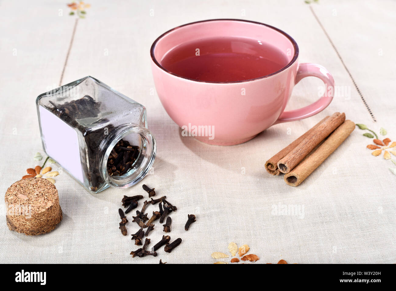 TEA CUP WITH CRACK AND CINNAMON Stock Photo - Alamy