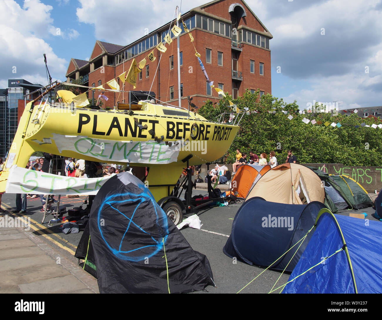 Leeds road signs hi-res stock photography and images - Alamy