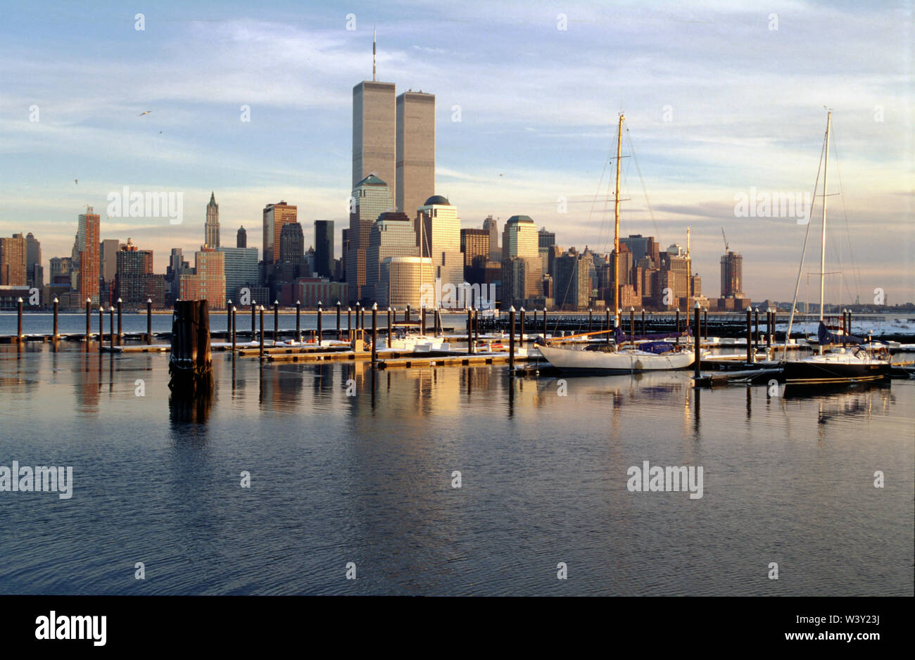 View of Manhattan and World Trade Center from New Jersey bank in winter ...
