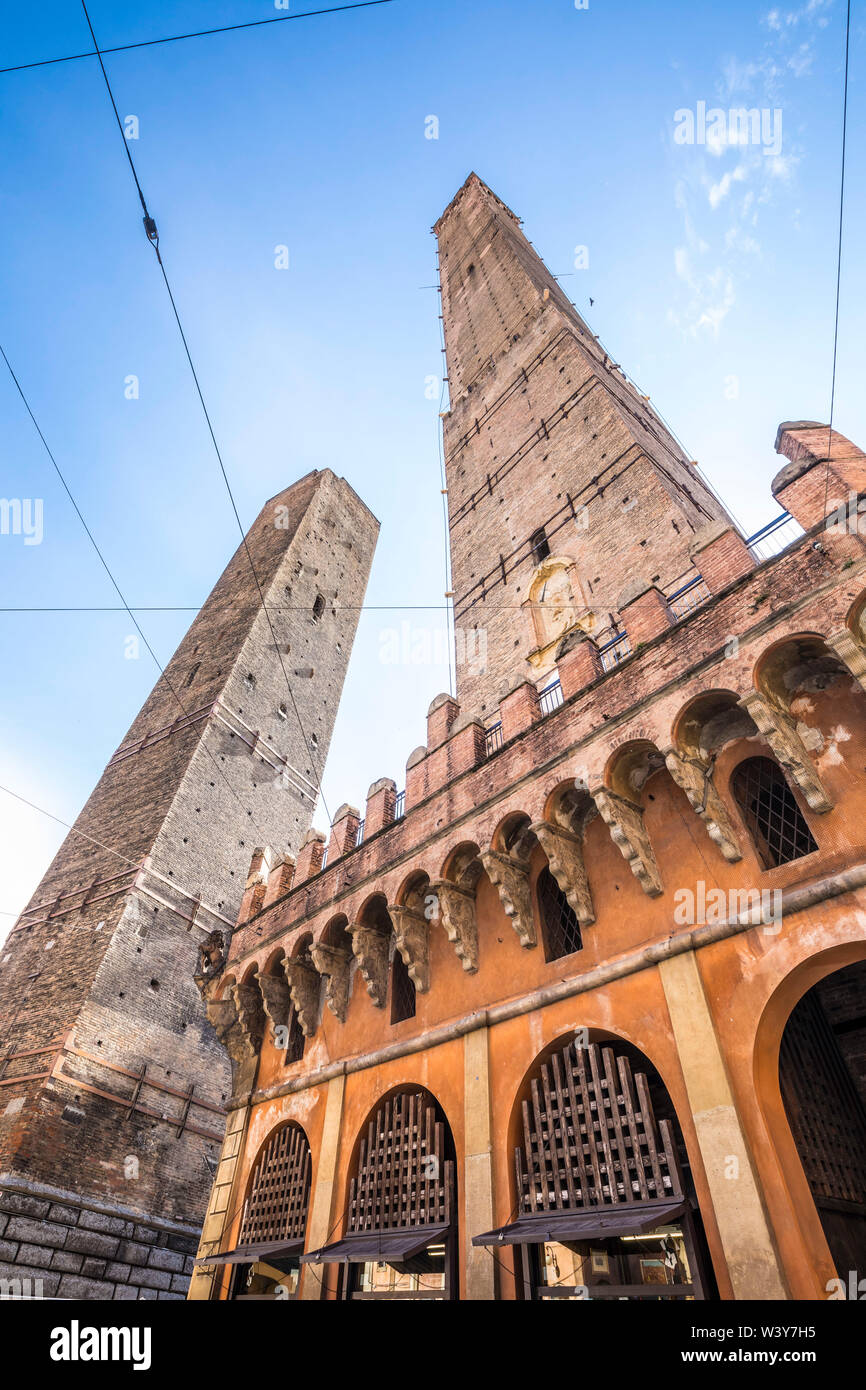 Le due torri hi-res stock photography and images - Alamy