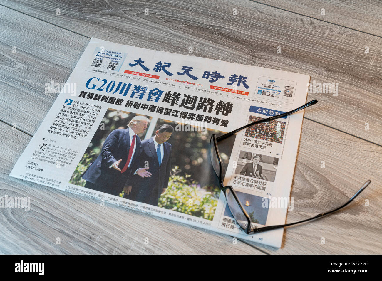 Reading newspaper china hi-res stock photography and images - Alamy