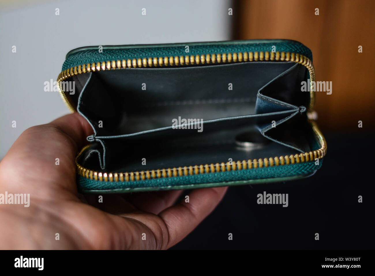 Coins empty wallet poor hi-res stock photography and images - Alamy