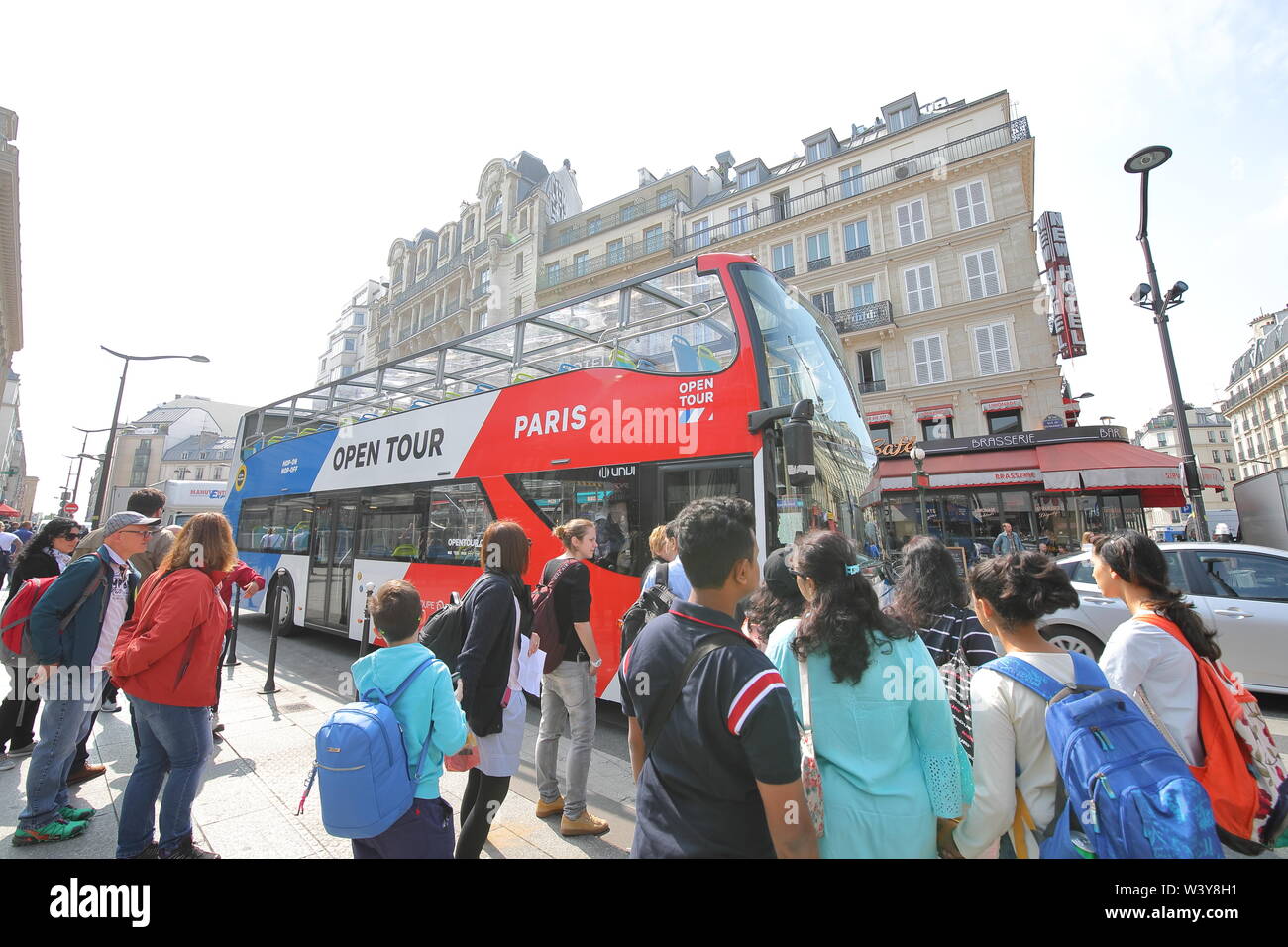 Bus stop paris france hi-res stock photography and images - Alamy