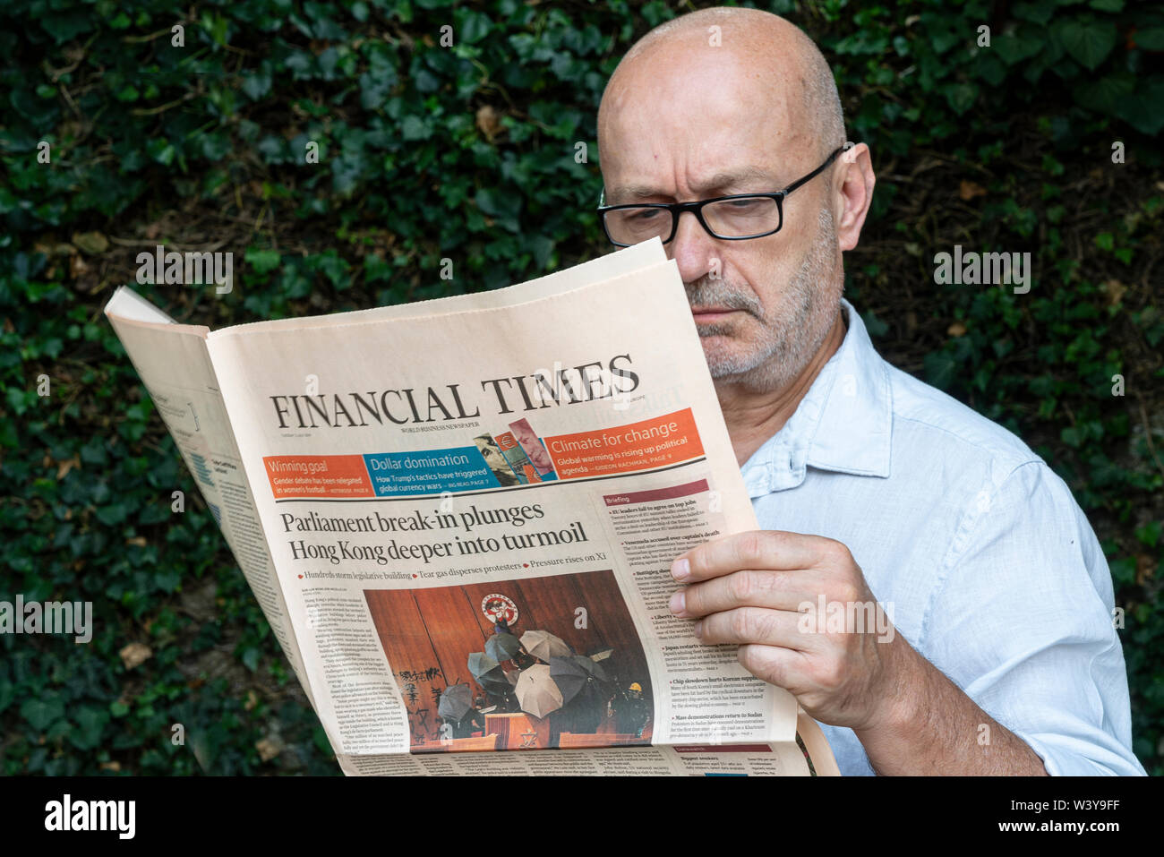 Financial times headline hi-res stock photography and images - Alamy