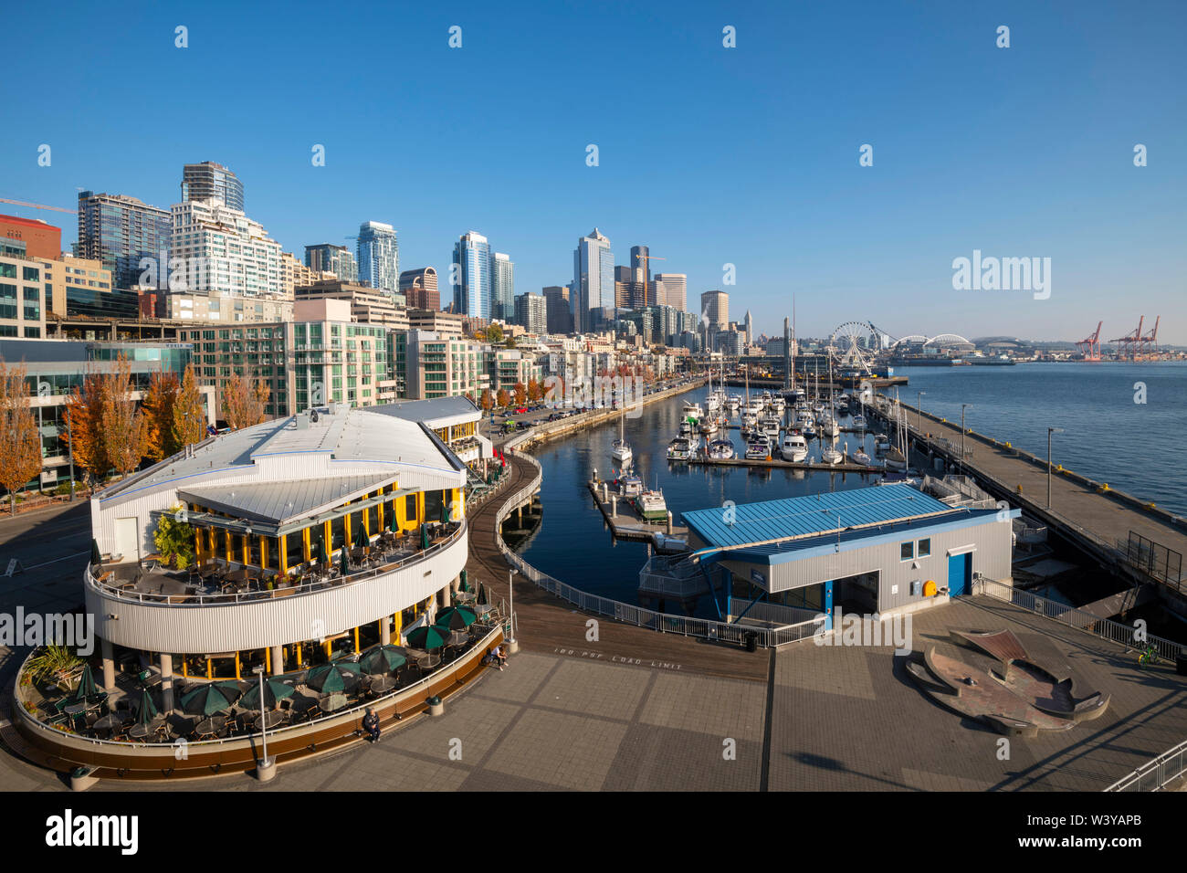 Seattle skyline from pier 66 hi-res stock photography and images - Alamy