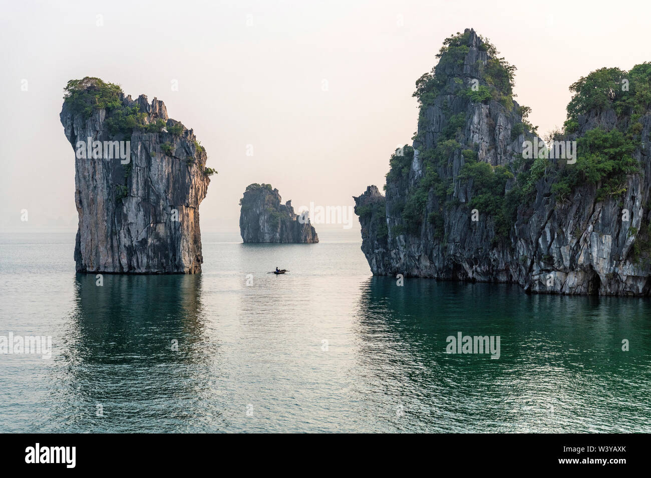 Halong bays hi-res stock photography and images - Alamy
