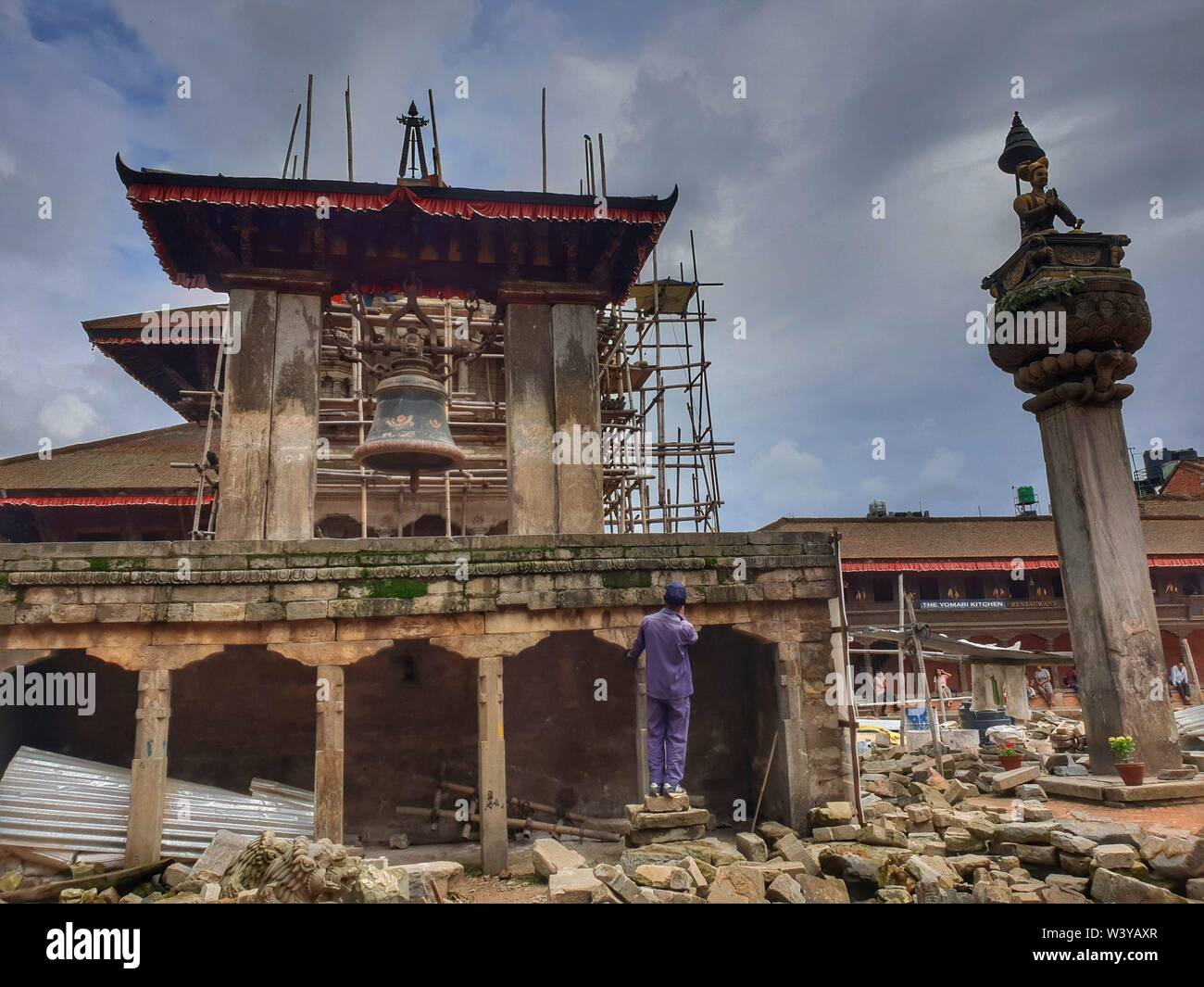 (190718) -- BHAKTAPUR, July 18, 2019 (Xinhua) -- People work at a ...