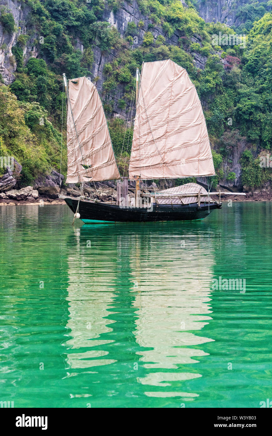 Traditional old junk boat in Ha Long Bay, Vietnam Stock Photo - Alamy