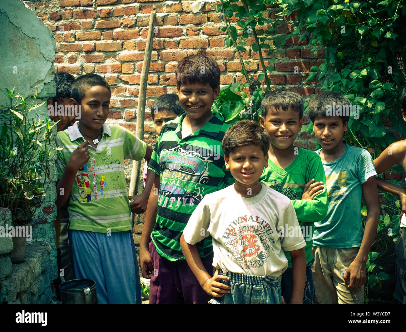Dharavi slum india school children hi-res stock photography and images ...