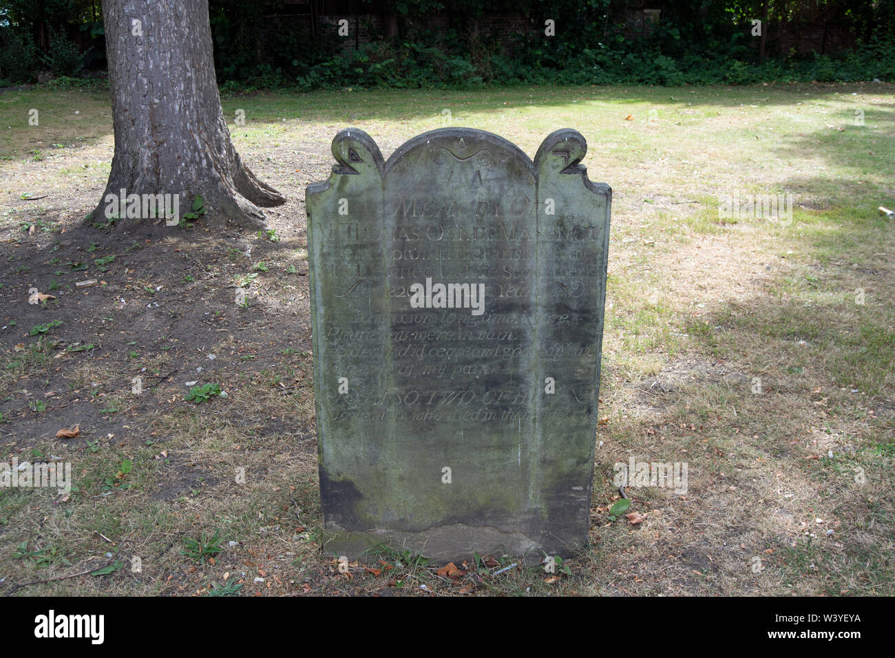 Old tombstone england hi-res stock photography and images - Alamy
