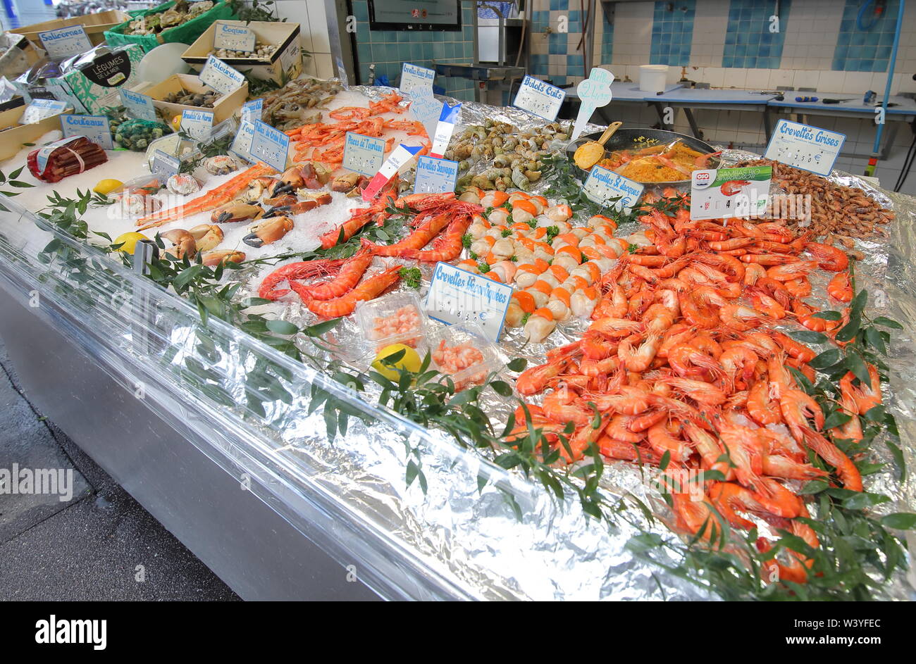 Seafood shop display in Paris France Stock Photo - Alamy