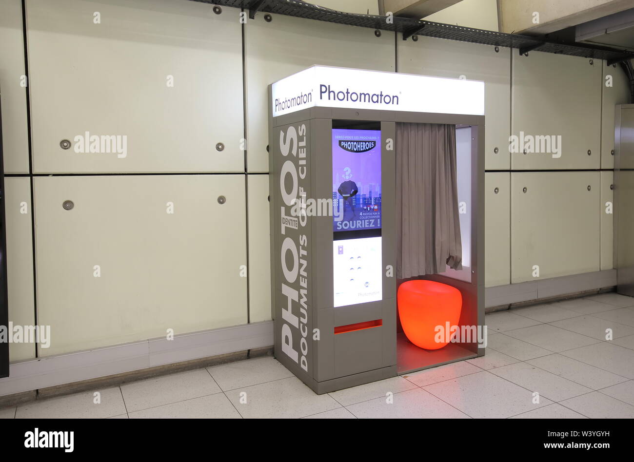 Self service photo booth in Paris France Stock Photo - Alamy