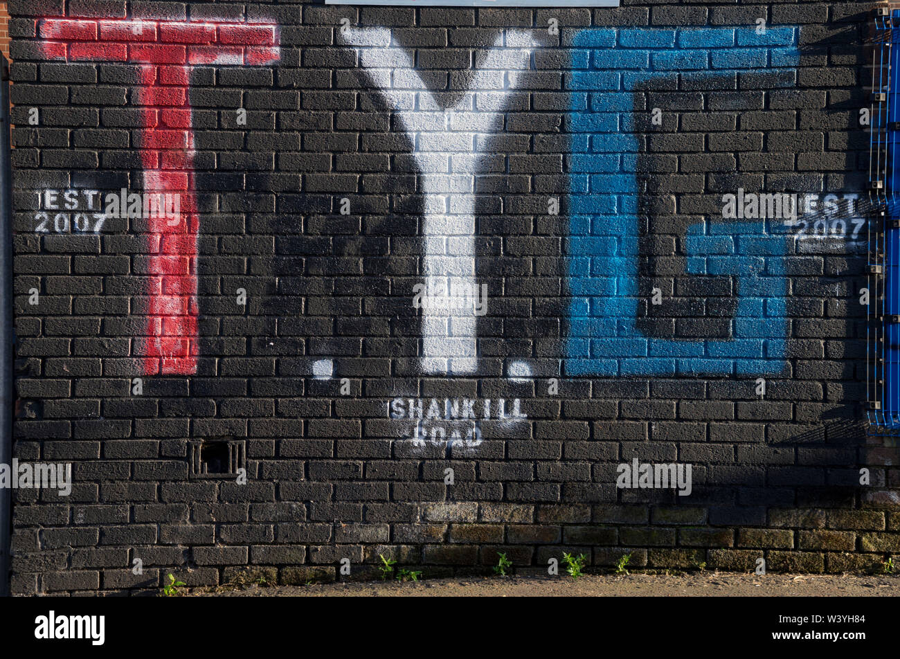 Loyalist flags and Tennent Street Young Guns gang banners in the ...