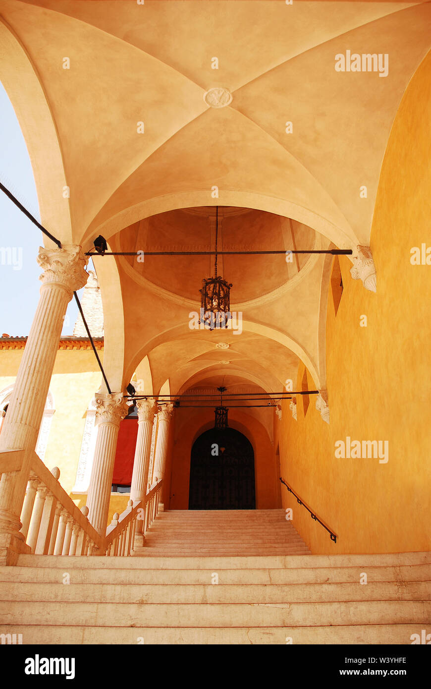 Stair hall with columns hi-res stock photography and images - Alamy