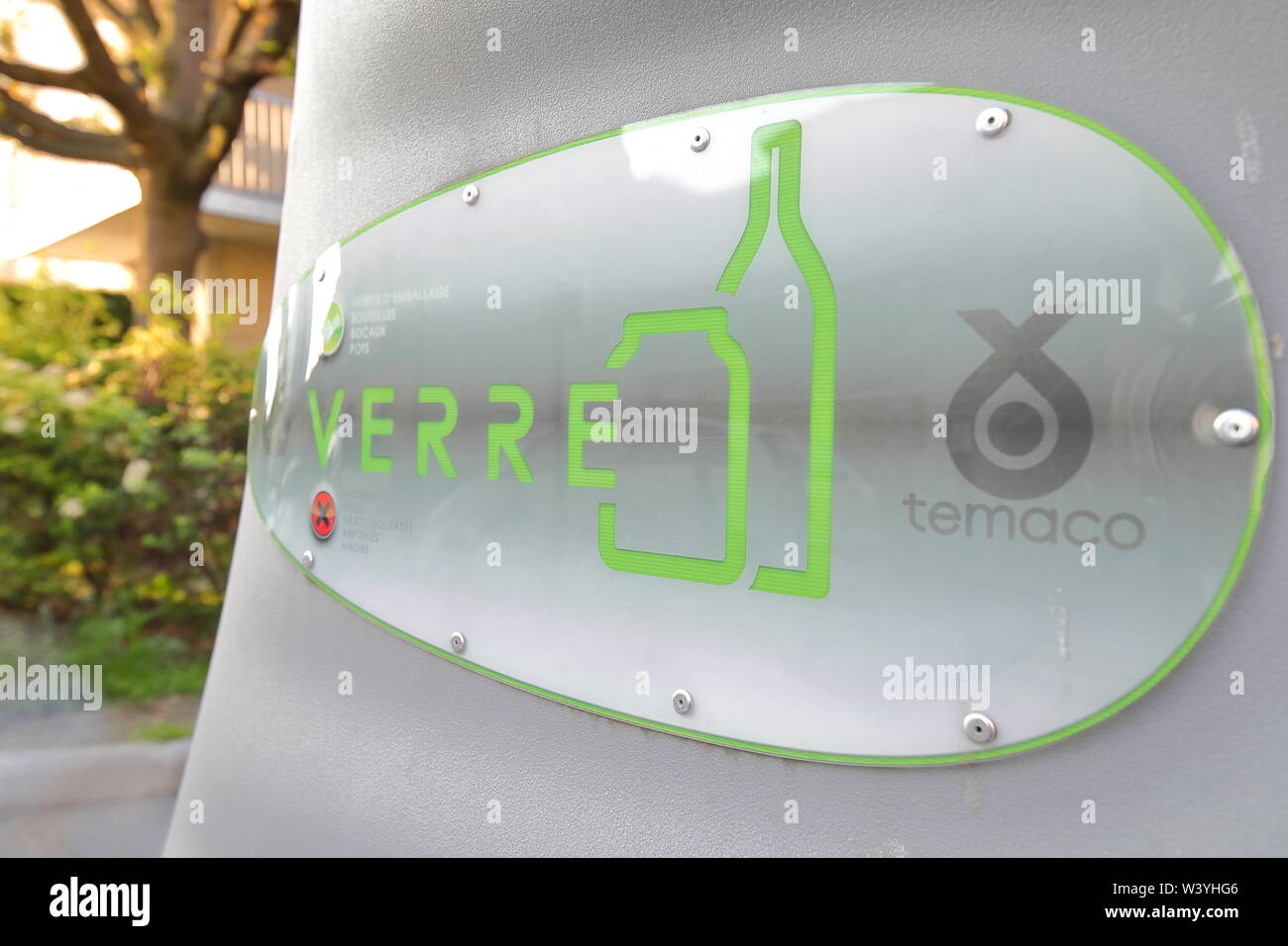 Recycle rubbish bin in Paris France Stock Photo - Alamy