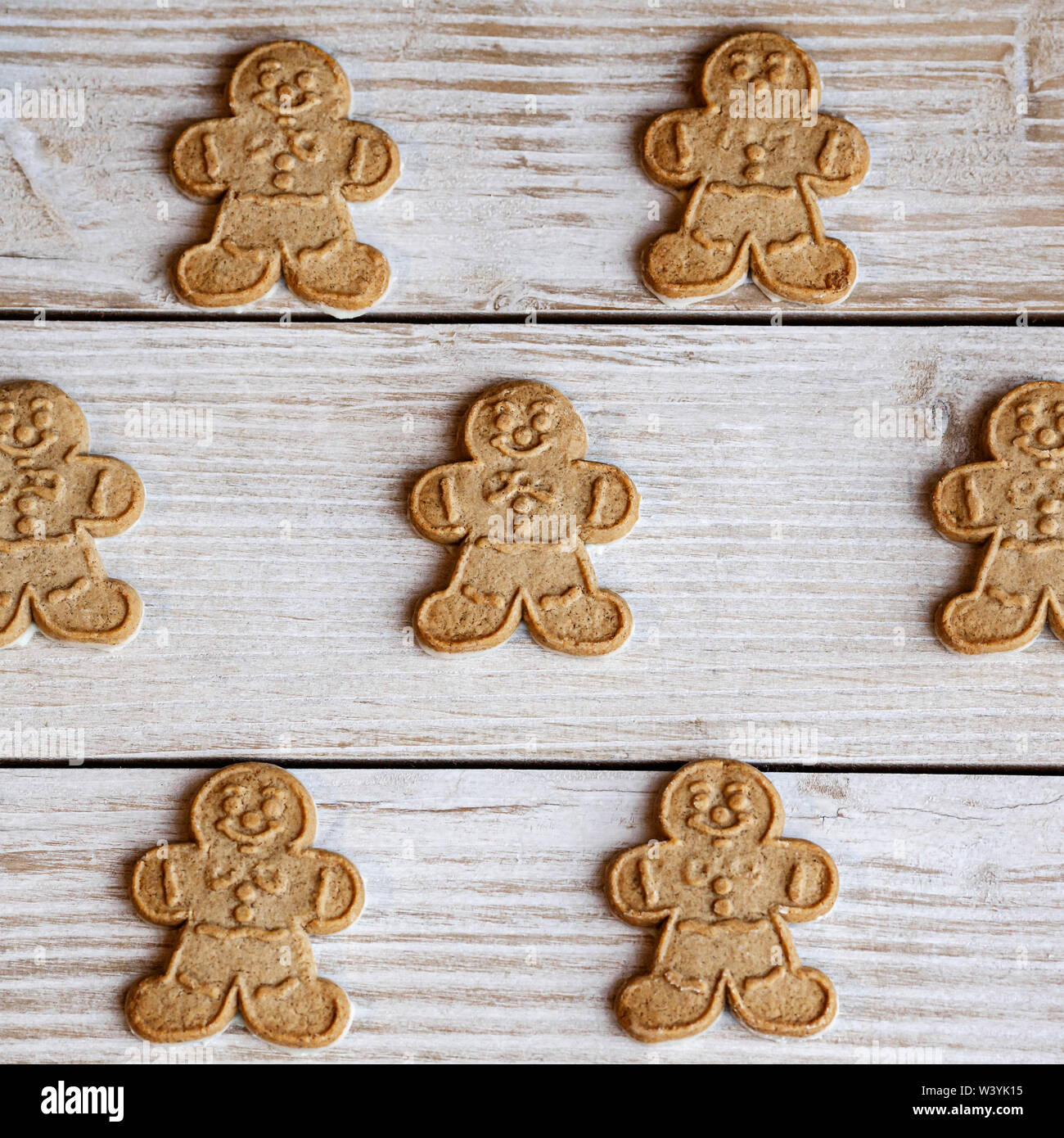 Collection of gingerbread men on wooden background, season holiday ...