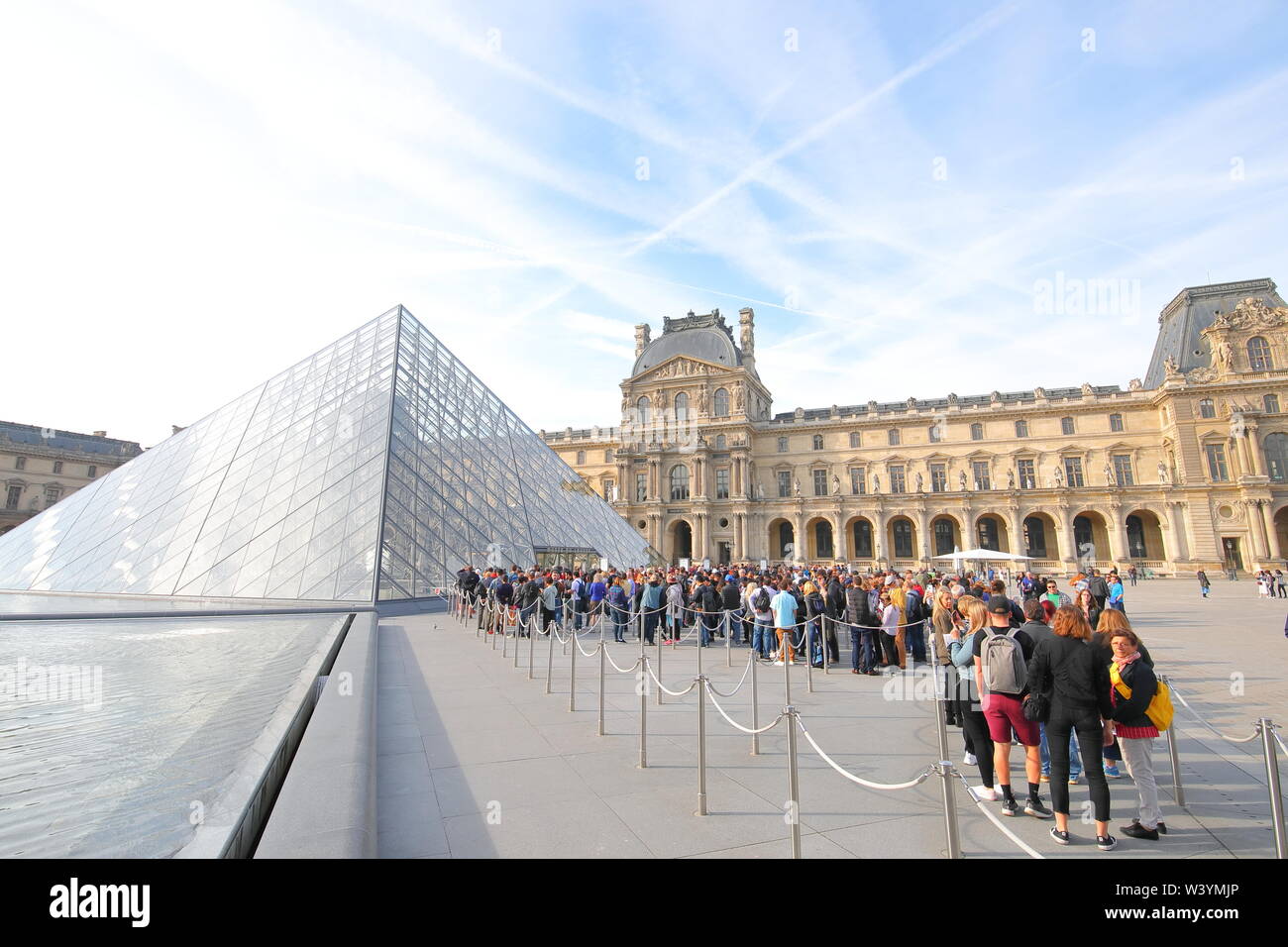 People queue at Louvre museum Paris France Stock Photo - Alamy