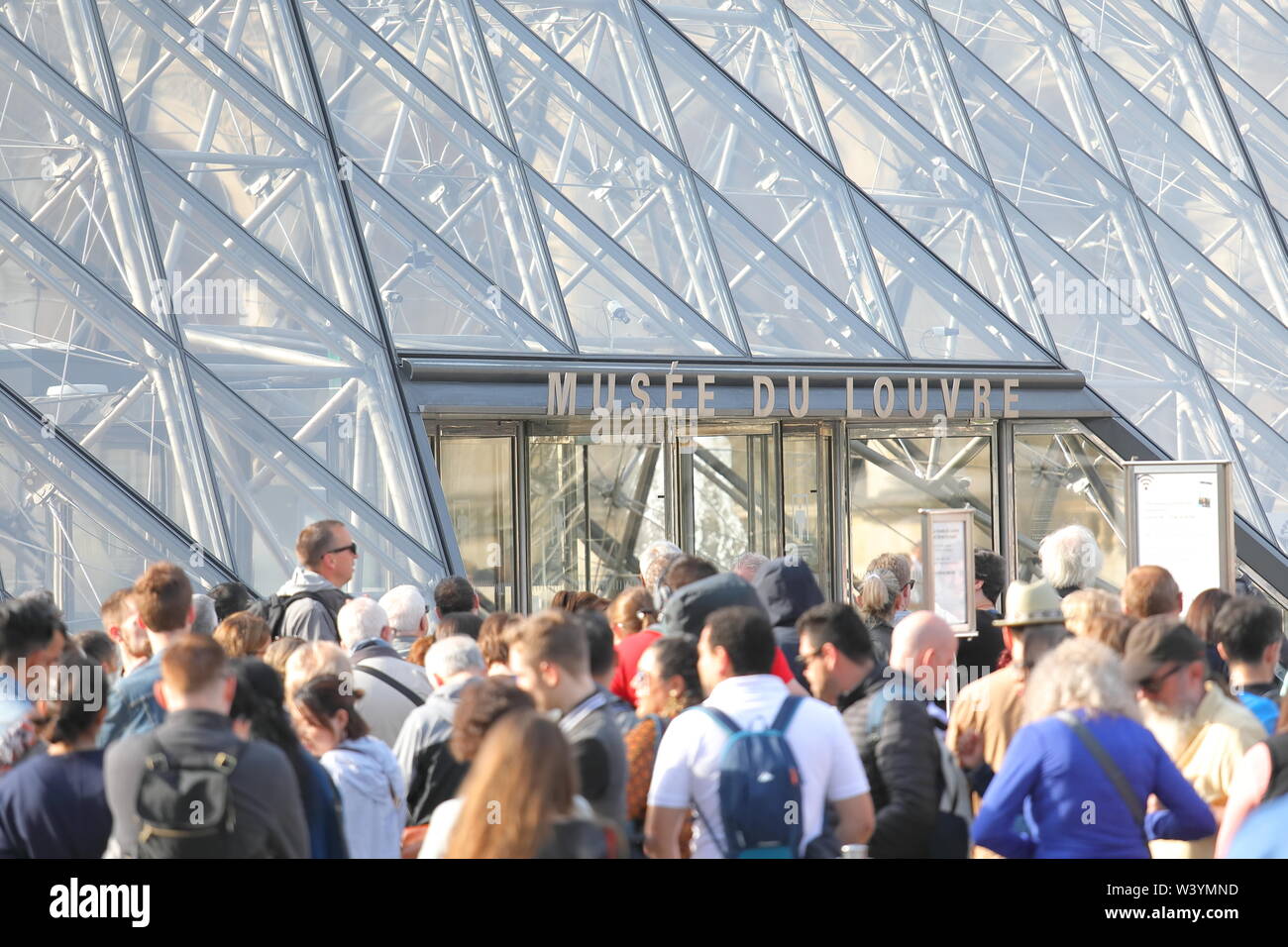 People queue at Louvre museum Paris France Stock Photo - Alamy