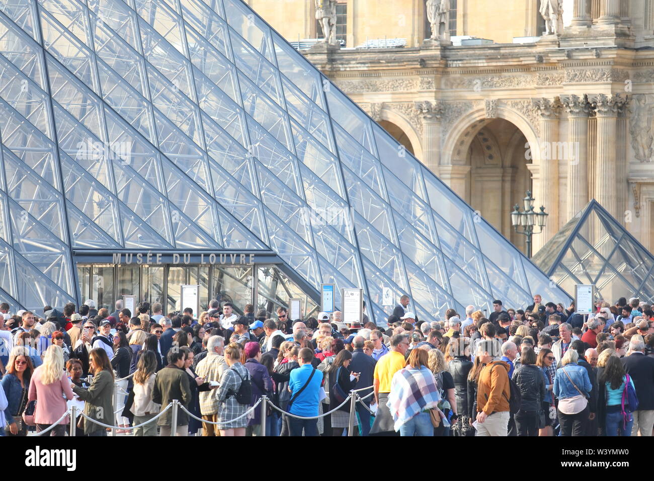 People queue at Louvre museum Paris France Stock Photo - Alamy