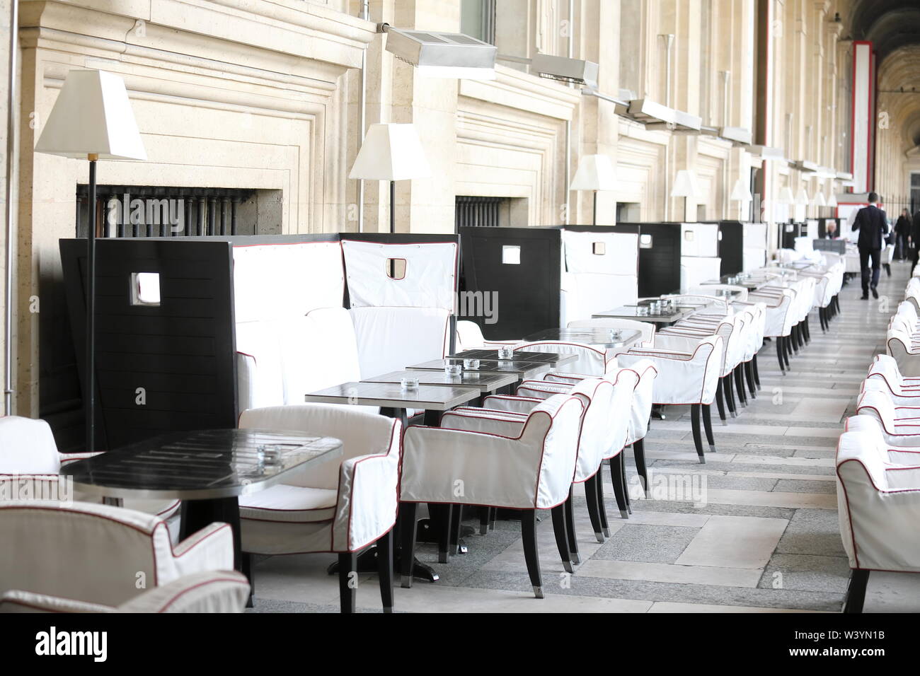 Restaurant dining table and chairs in Paris France Stock Photo - Alamy