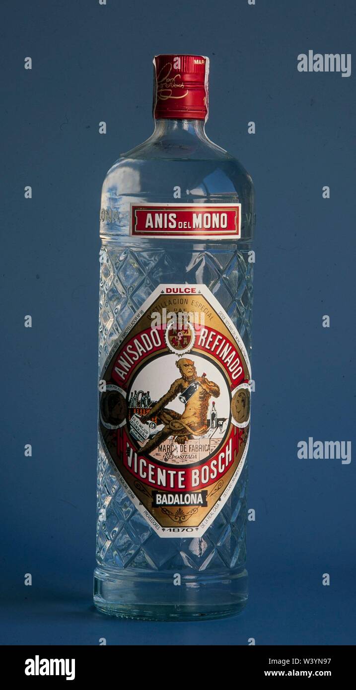 Anise bottle 'Anís del Mono' Stock Photo - Alamy