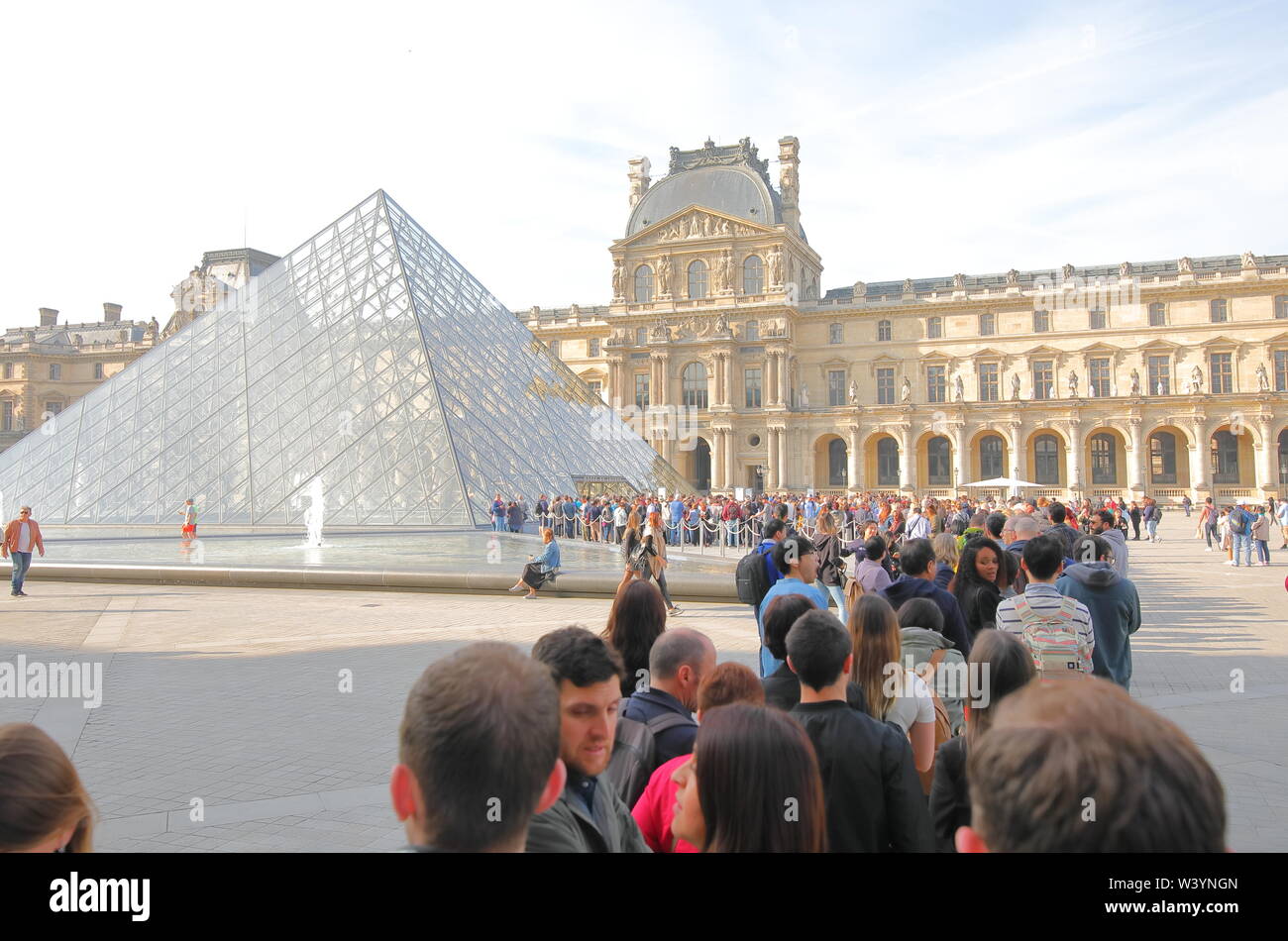 People queue at Louvre museum Paris France Stock Photo - Alamy