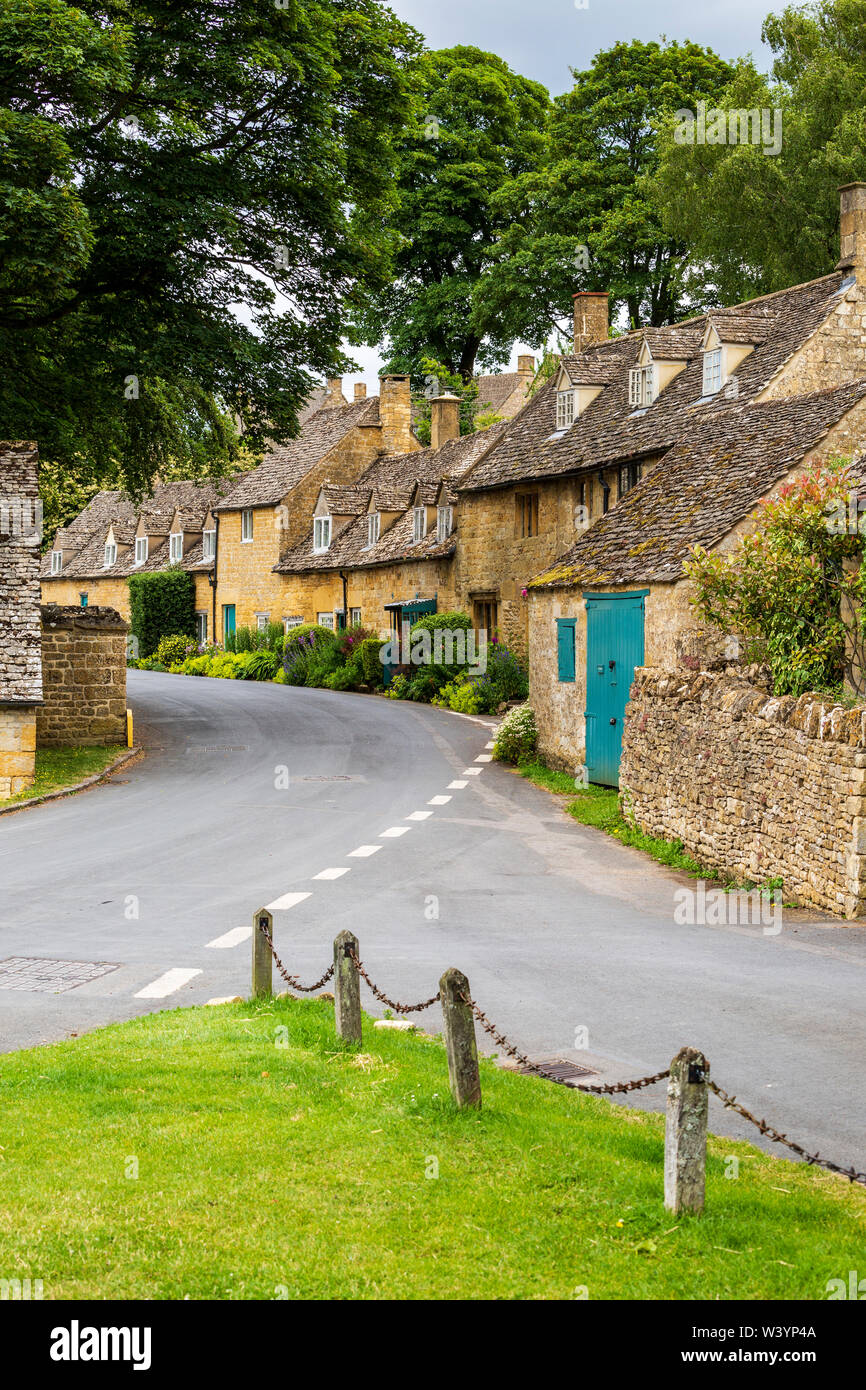 Stone cottages in the village of Snowshill in the Cotswolds, England ...