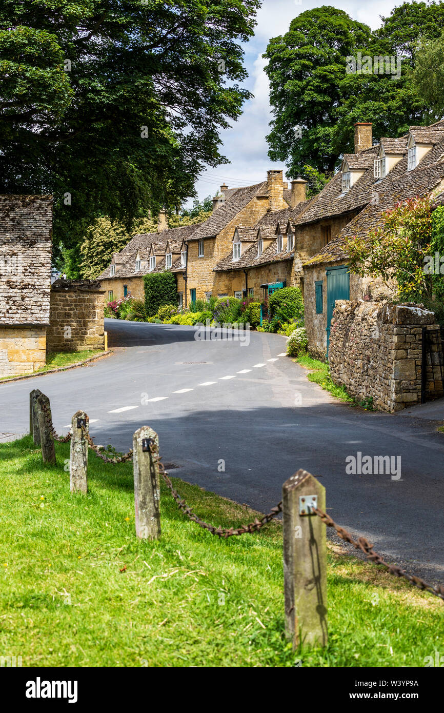Stone cottages in the village of Snowshill in the Cotswolds, England ...