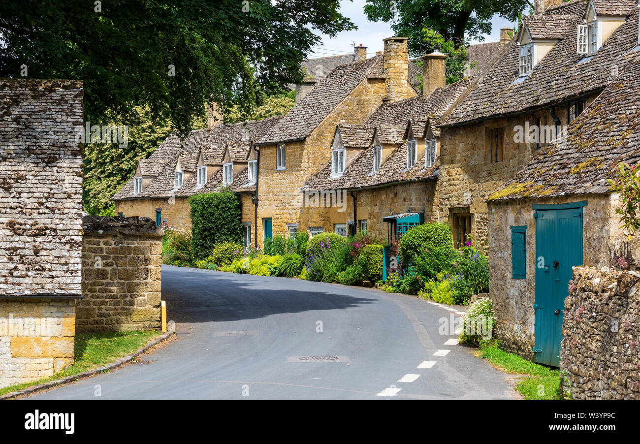 Stone cottages in the village of Snowshill in the Cotswolds, England ...