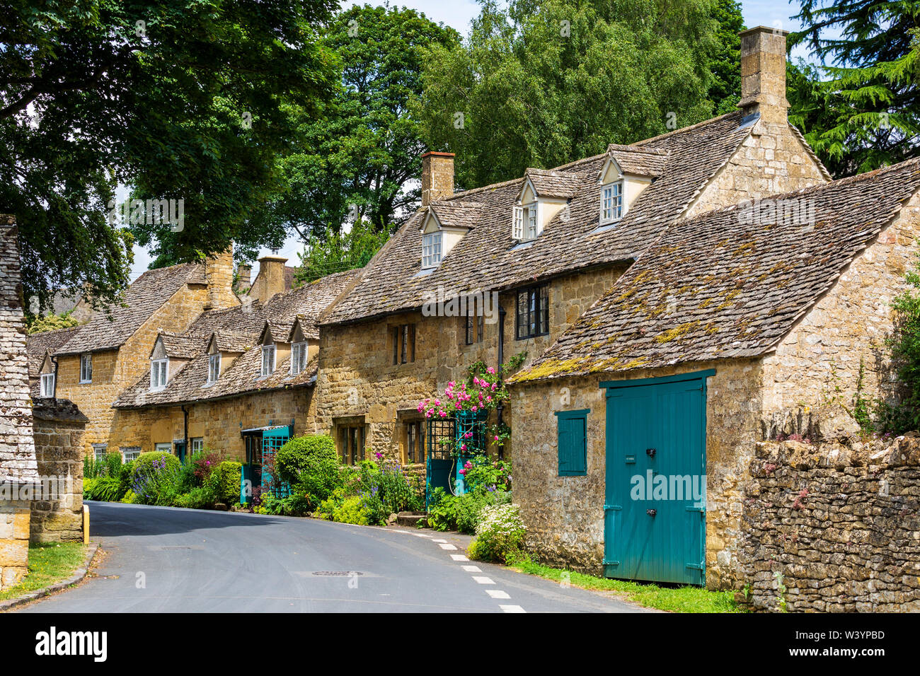 Stone cottages in the village of Snowshill in the Cotswolds, England ...