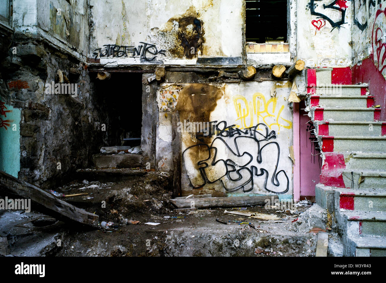 Rundown neighborhood hi-res stock photography and images - Alamy