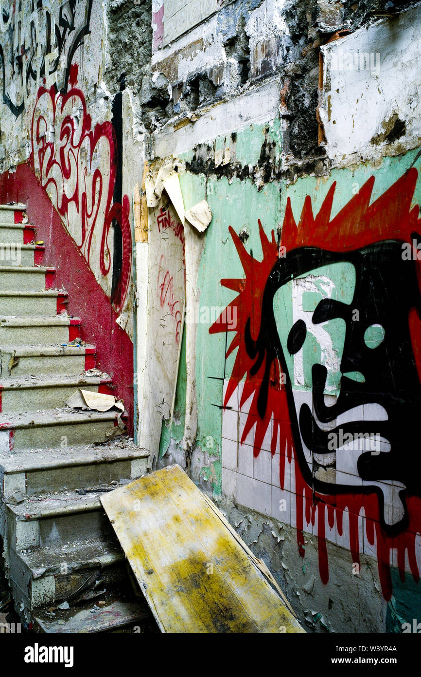 Rundown neighborhoods hi-res stock photography and images - Alamy