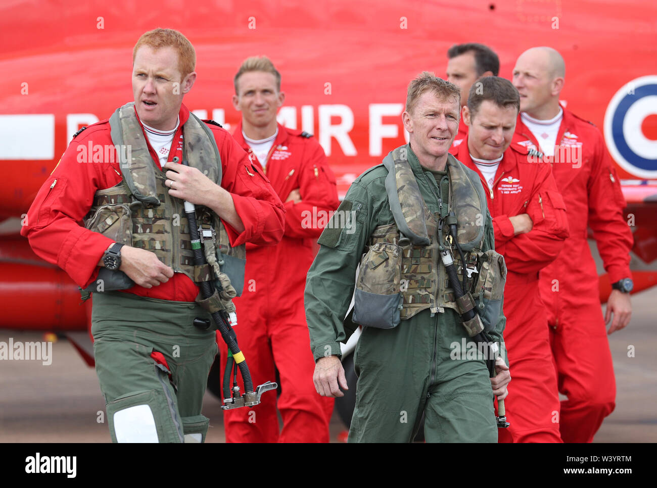 Tim Peake (centre) with Red 1 team leader, Squadron leader Martin Pert ...